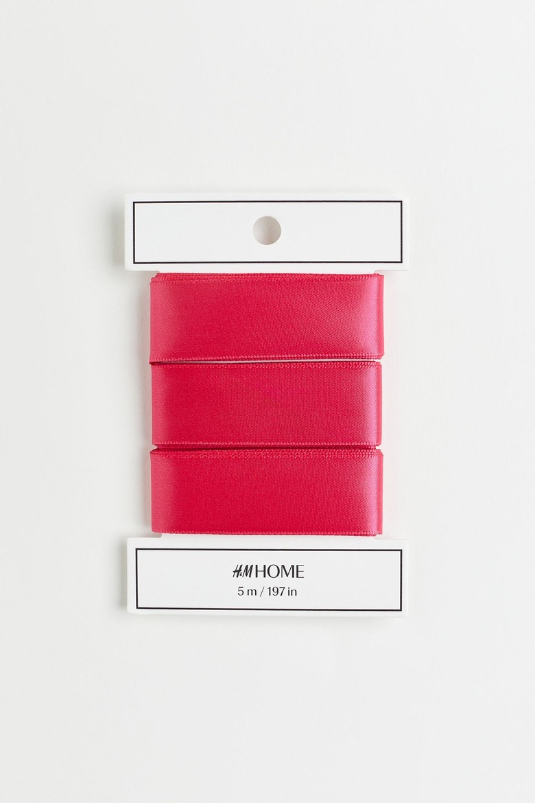 H&M Home's 2022 Holiday Collection Is a Pink Peppermint Wonderland | Hunker