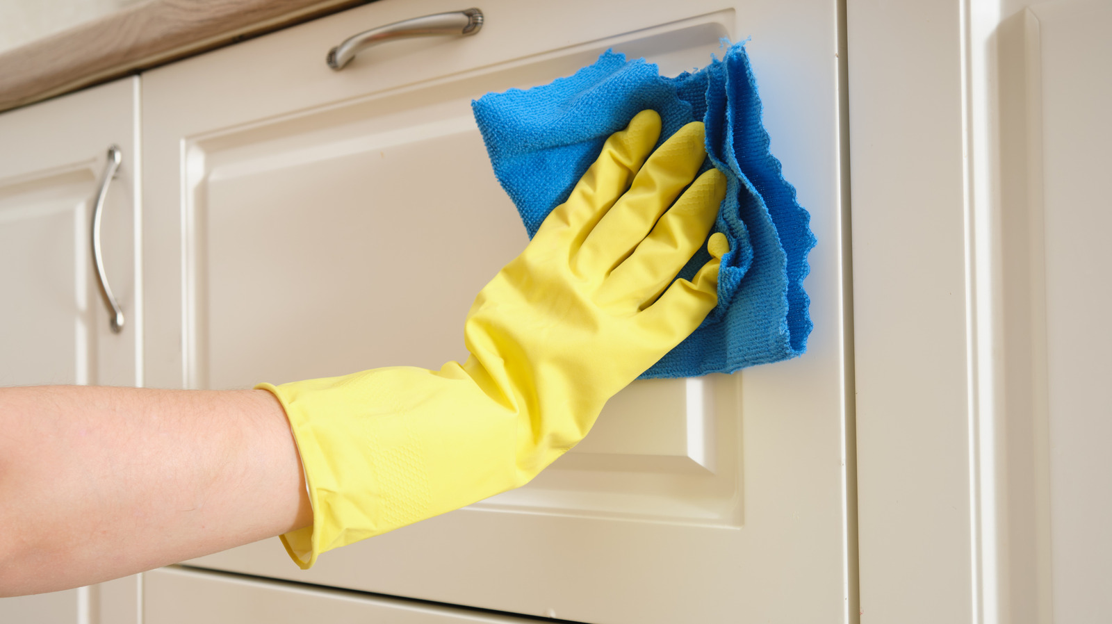 How To Degrease And Clean Kitchen Cabinets With An Effective DIY Solution