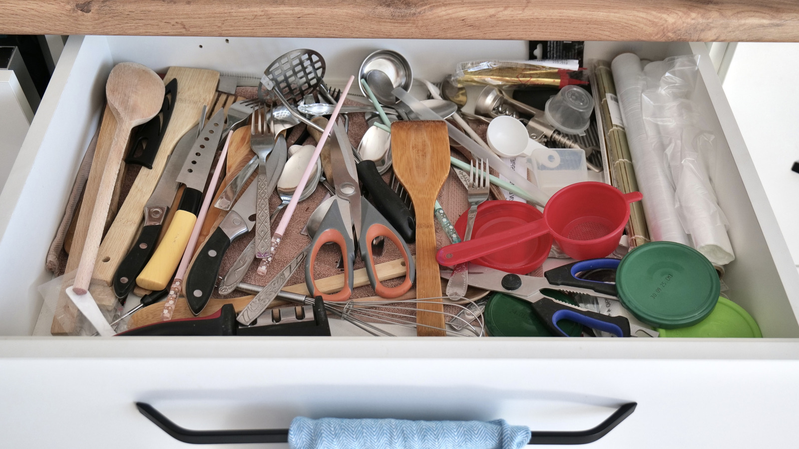Ditch The Clutter: Reuse Paper Towel Rolls For A Kitchen Utensil ...