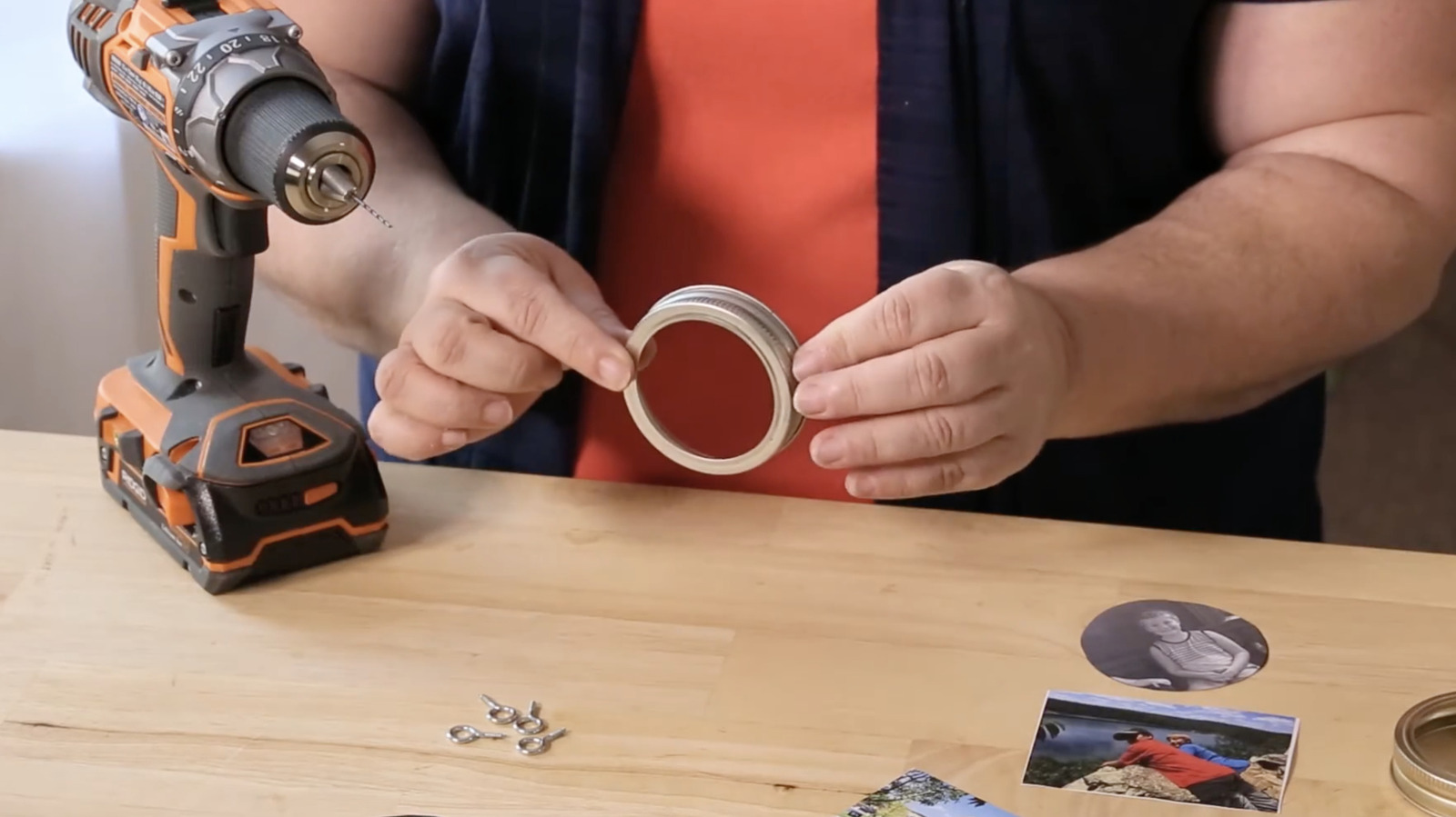 DIY A Hanging Photo Display Using Leftover Jar Lids — It's So Cute And ...