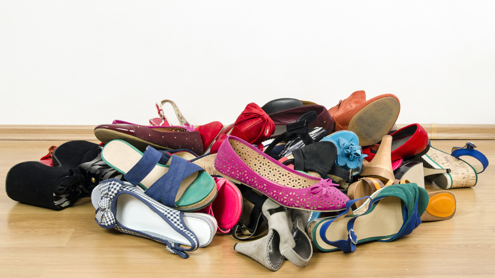 Farewell, Shoe Clutter: This Space-Saving Curtain Rod Hack Keeps Them ...