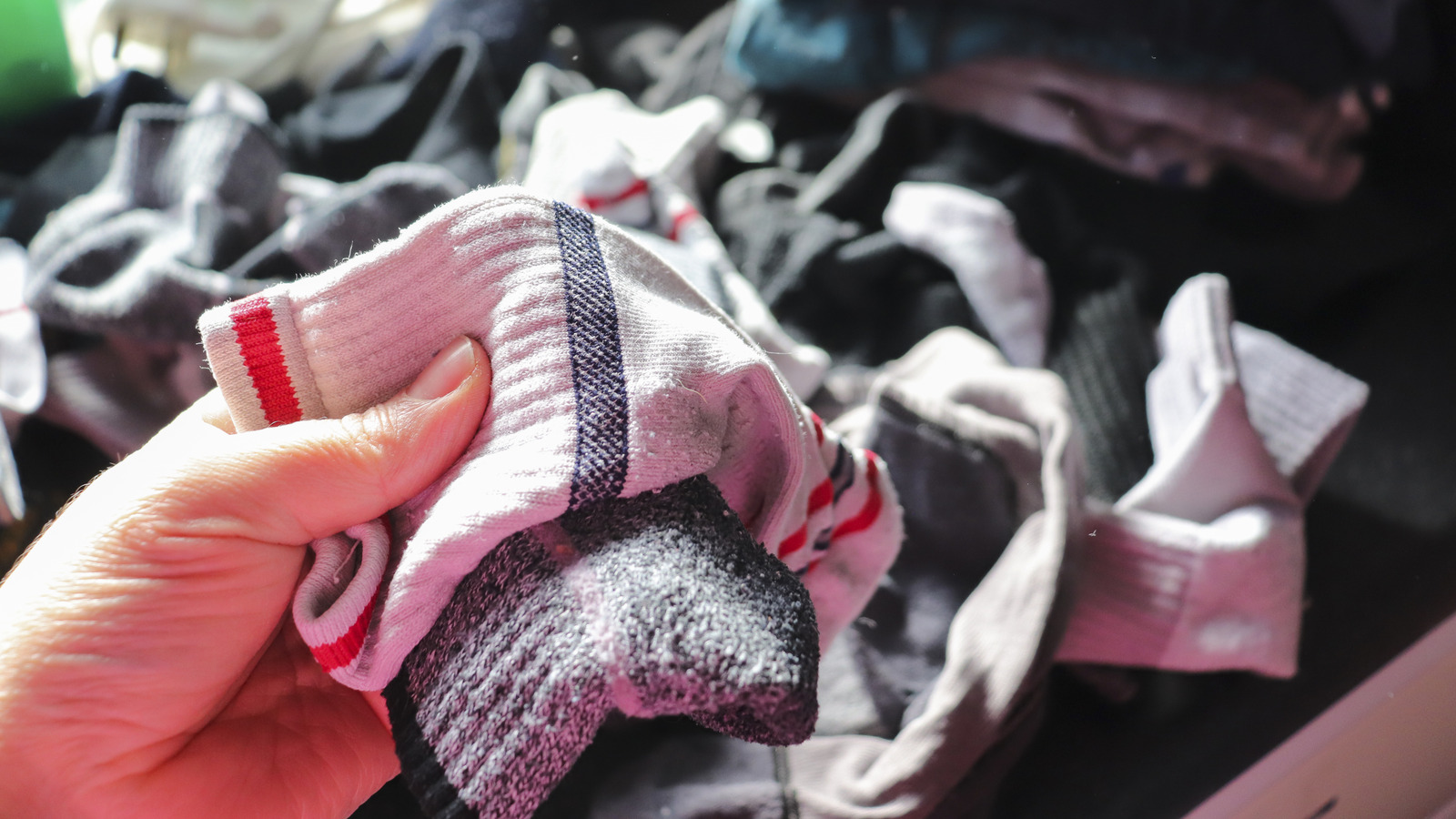 Clever Uses for Old Socks to Keep Your Home Clean - Global Ideas