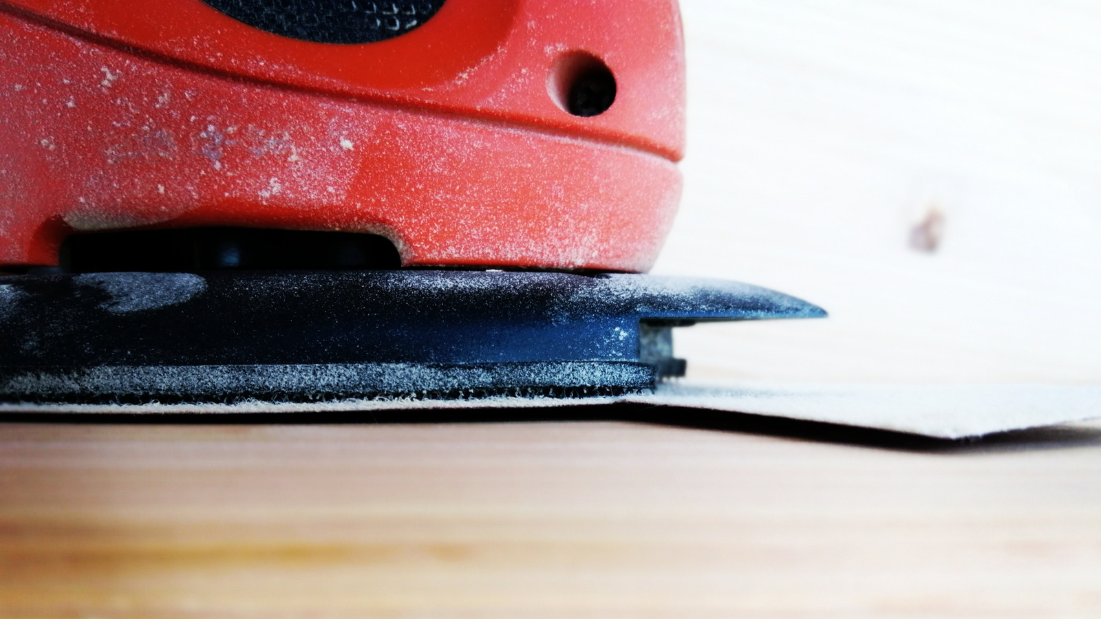 How To Change The Sandpaper On A Black & Decker 7404 Finishing Sander