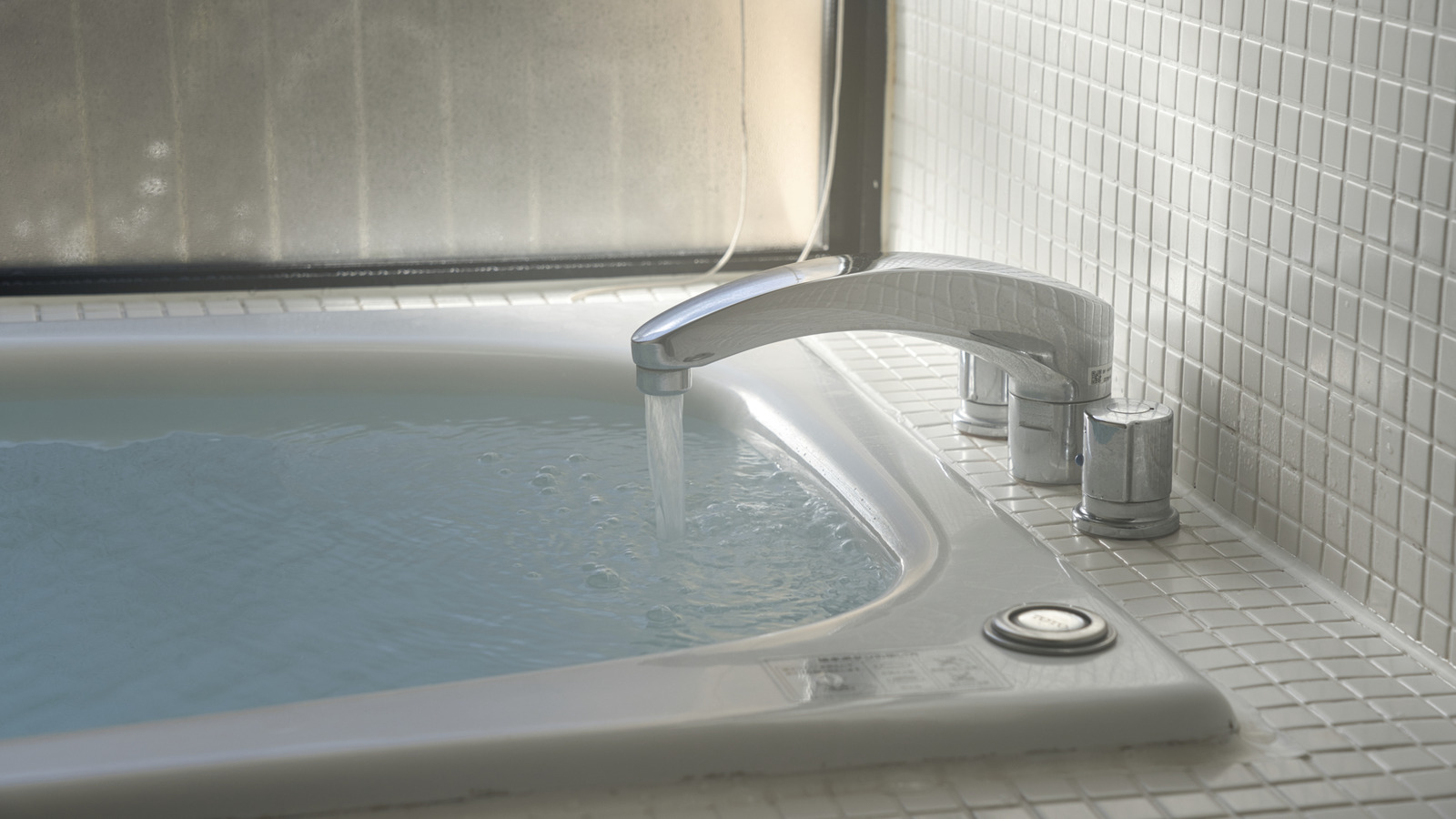 Prepping For A Power Outage? Here's Why You Should Fill Up Your Bathtub