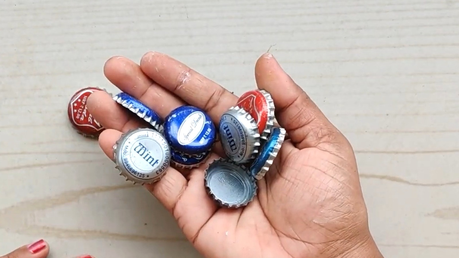 Reuse Caps From Glass Bottles To DIY Charming Wind Chimes For Your Patio
