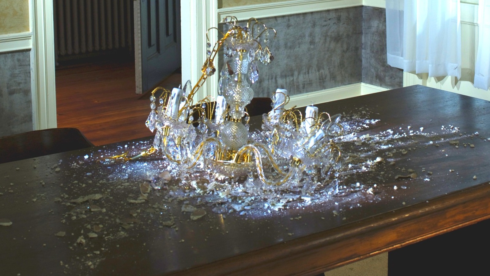 Signs Your Beautiful Chandelier Might Fall And Shatter On You (& How To ...