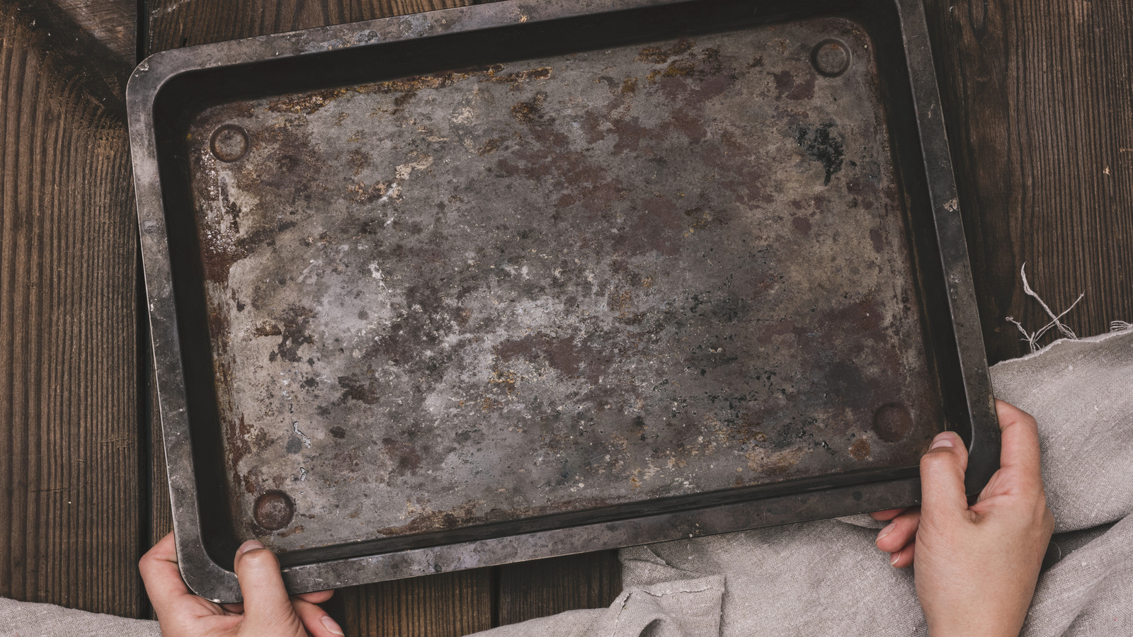 How To Easily Clean Dirty Baking Sheets To Bring Them Back To Life