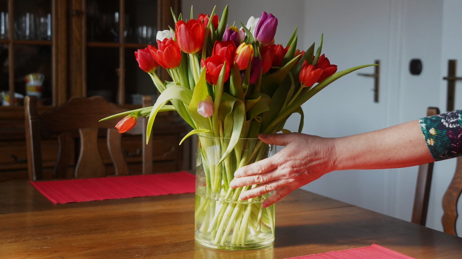 Transform An Old Vase And Napkin Into A Beautiful Home Decor Piece In ...