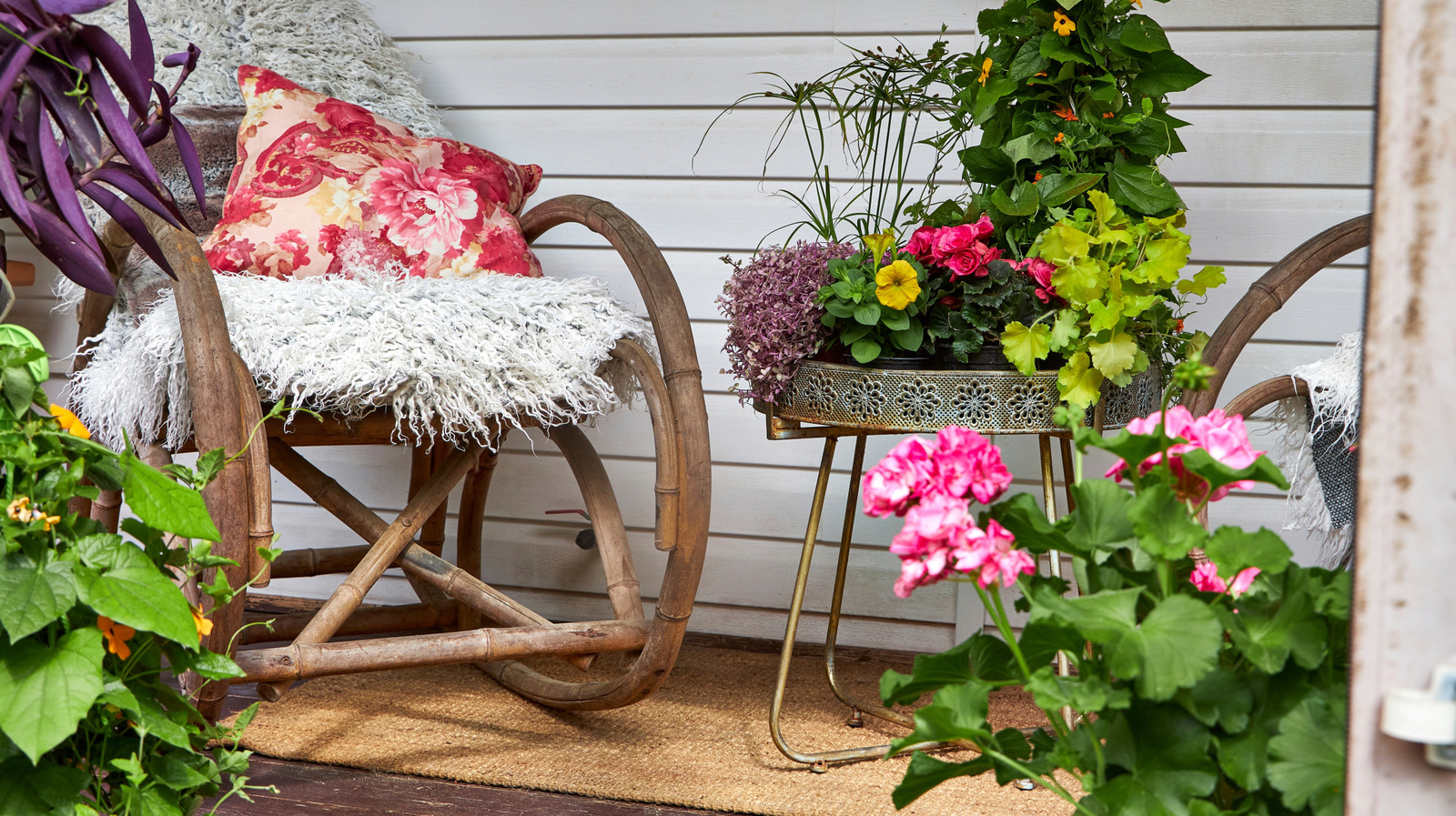 Woman Uses Dollar Tree Finds To Create The Cutest Summer Porch Decor On ...